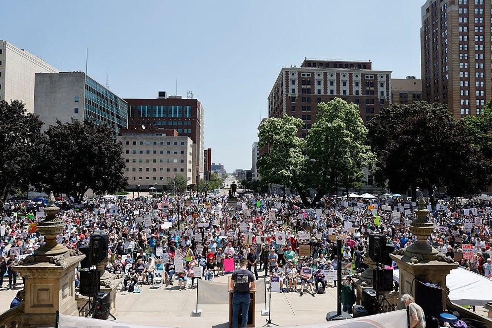 These "No Kings" Crowd Pictures Vs. Military Parade Crowd Pictures Say ...