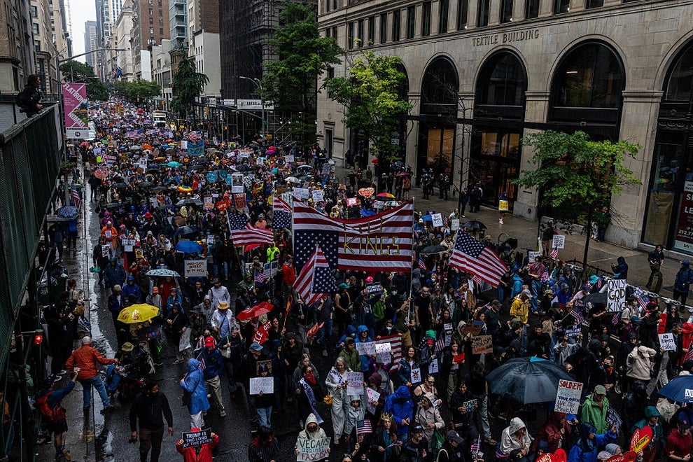 These "No Kings" Crowd Pictures Vs. Military Parade Crowd Pictures Say ...