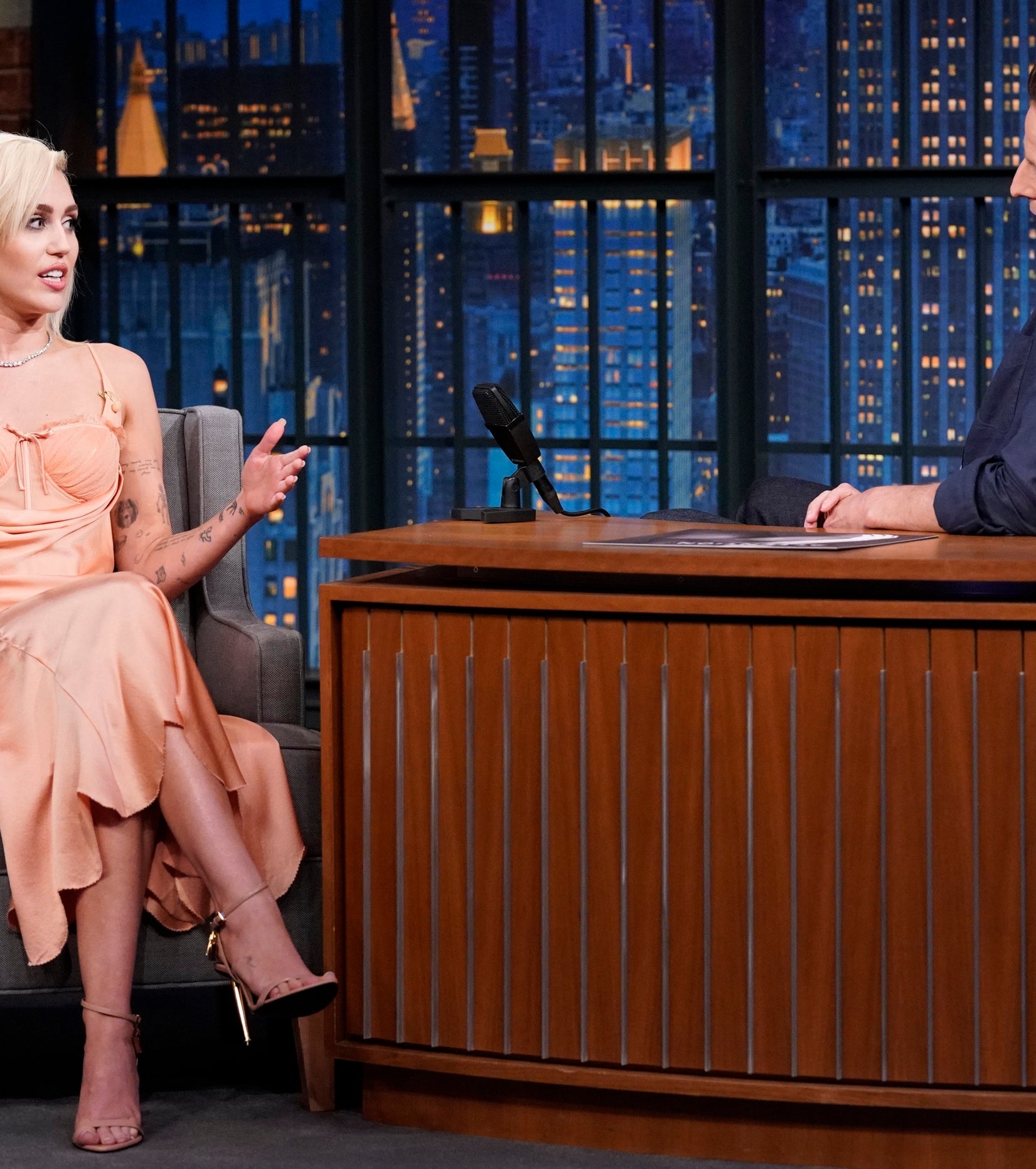 Miley Cyrus Appears To Ignore Fan During Album Signing