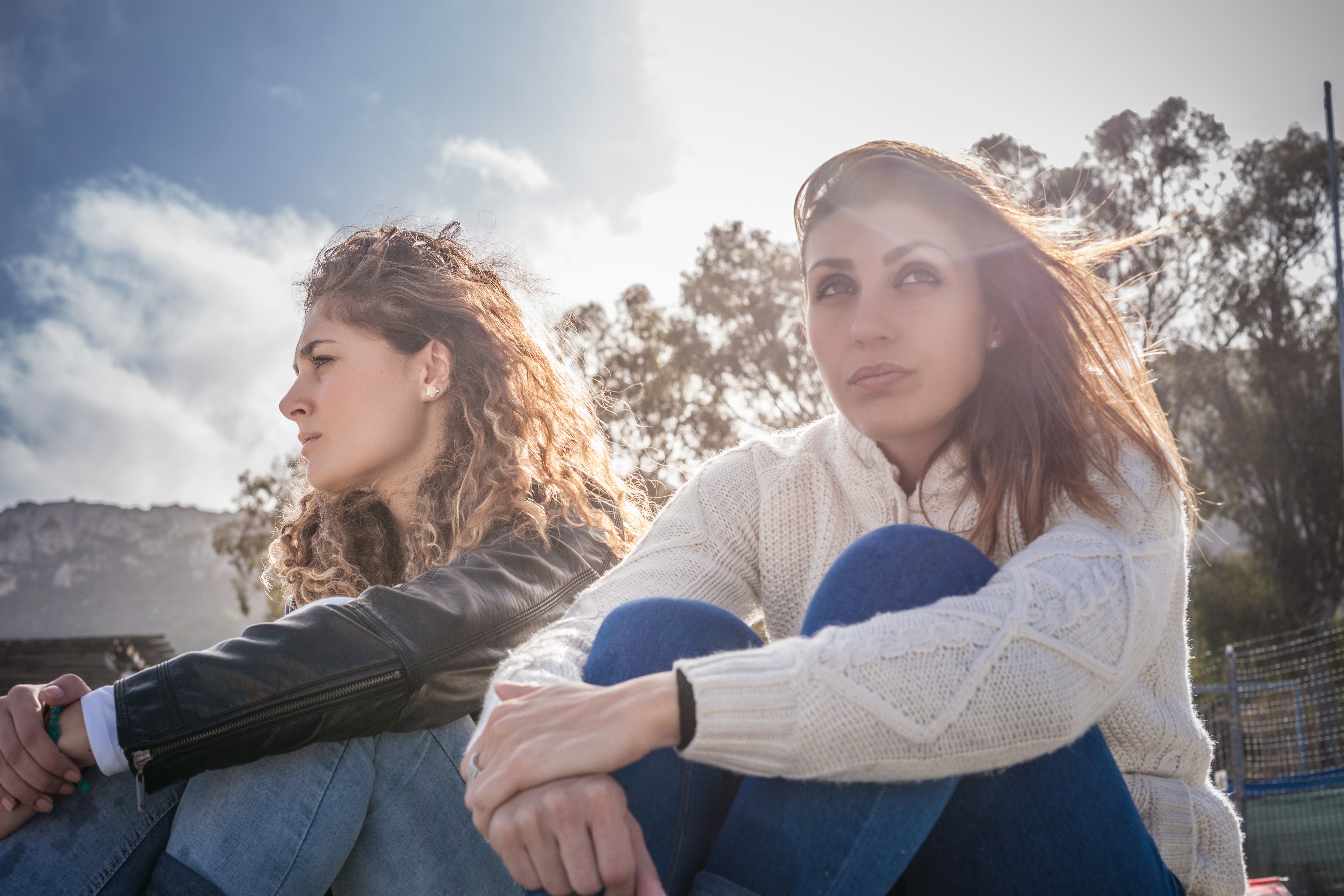 How To Spot A Fake Friend: 27 Warning Signs