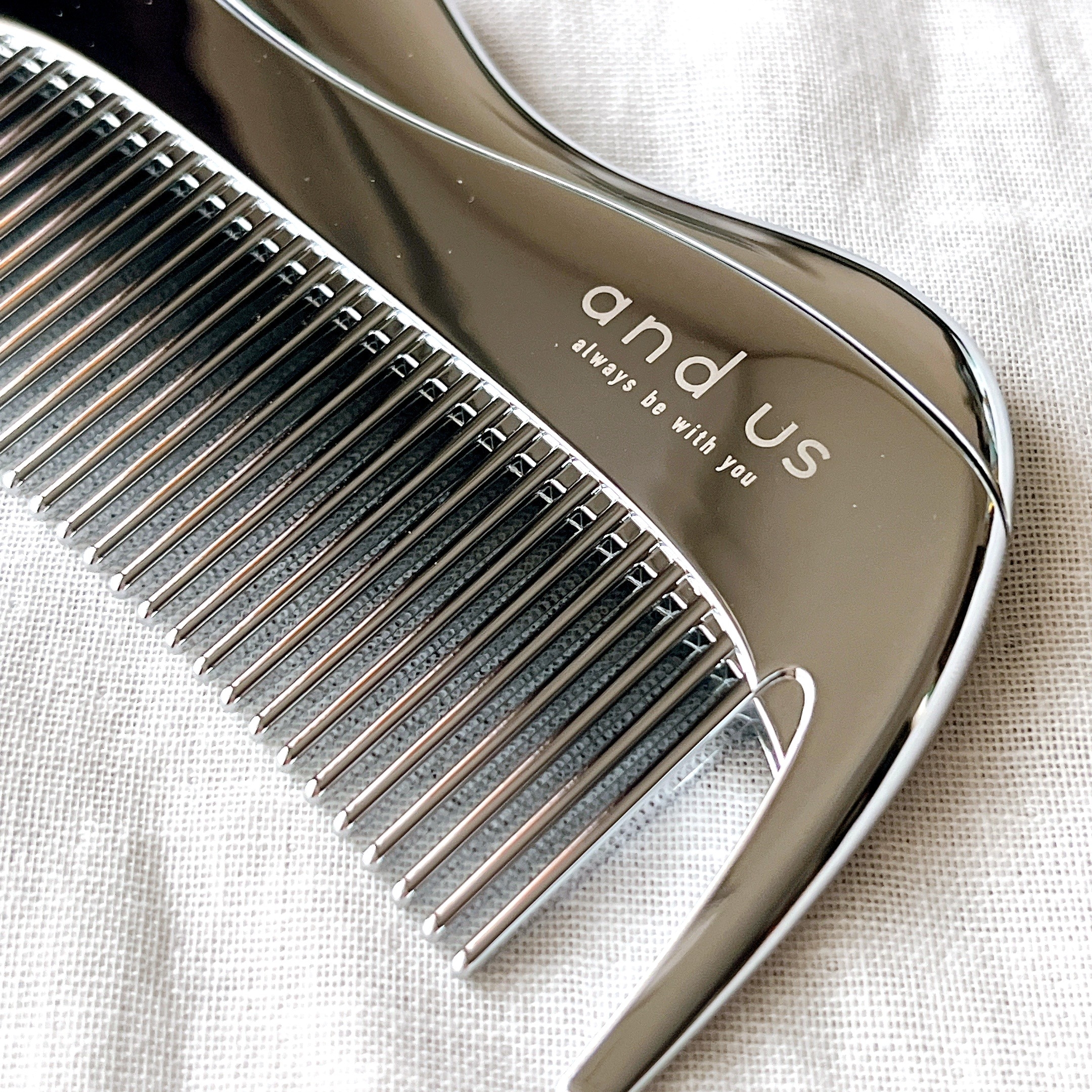 「No.1愛用品です！！」「侮ってたすまん…」3COINSの《美容グッズ》使ってみたらすごかった！もう普通のブラシに戻れないよ…