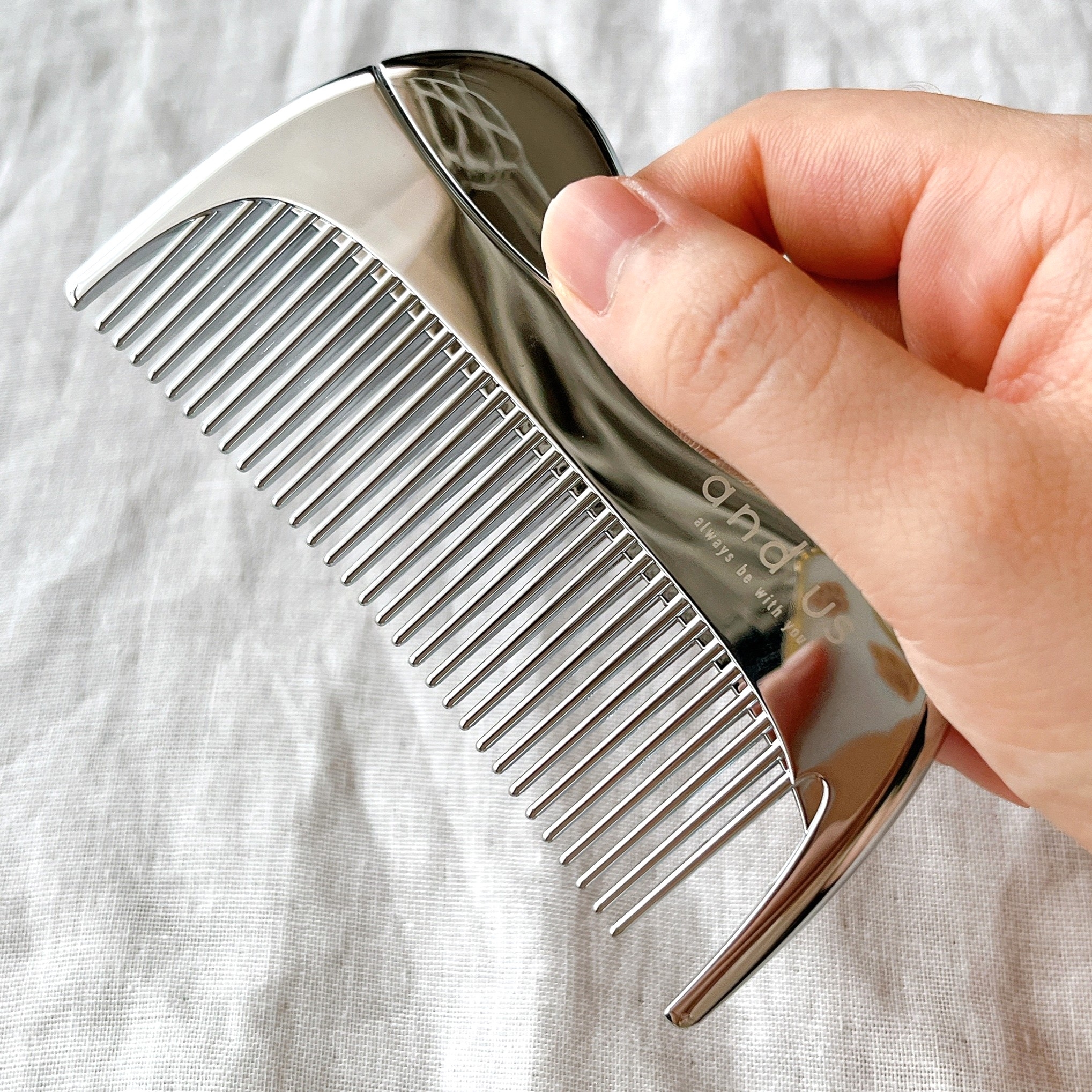 「No.1愛用品です！！」「侮ってたすまん…」3COINSの《美容グッズ》使ってみたらすごかった！もう普通のブラシに戻れないよ…