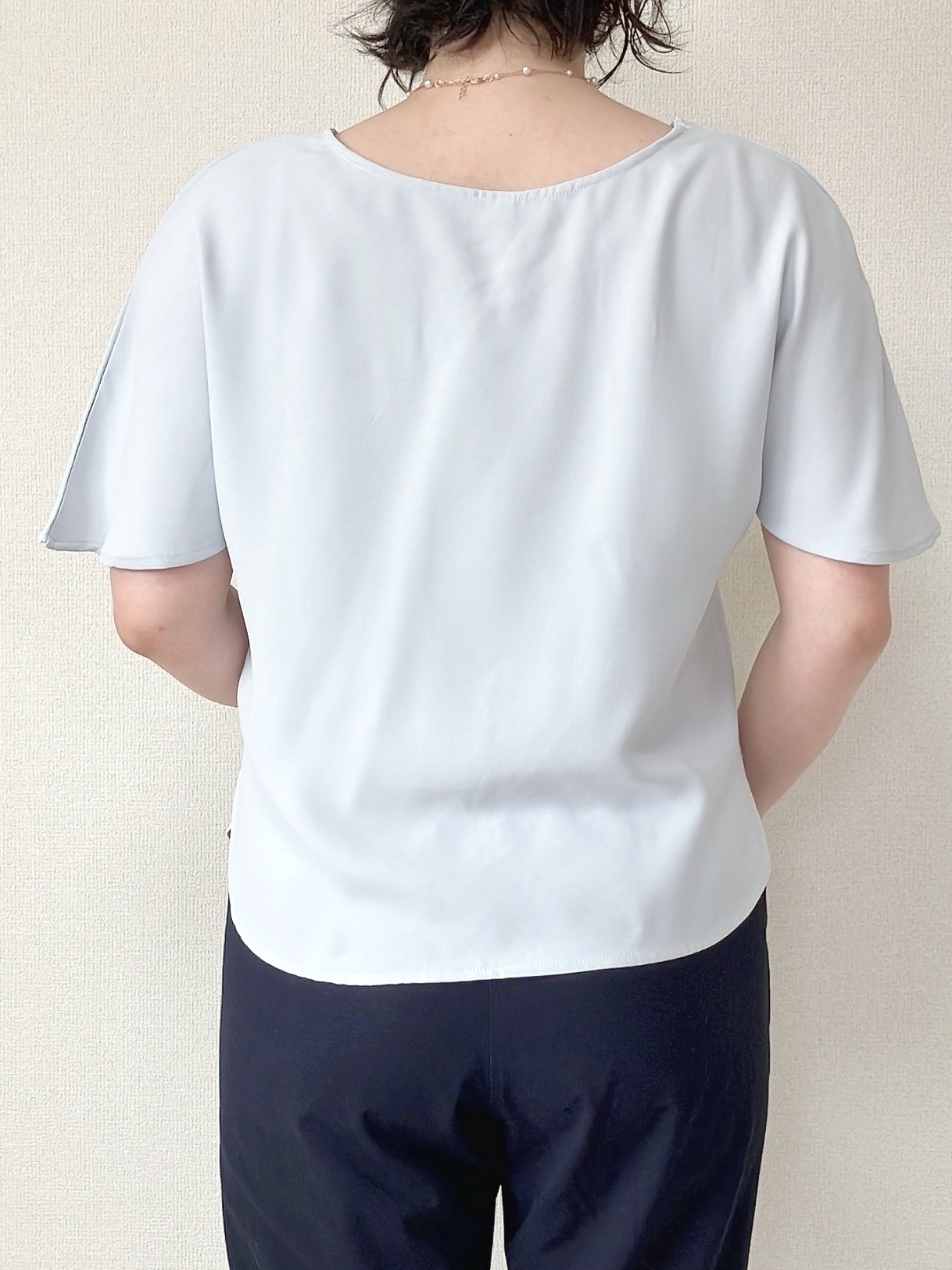 【coca】華奢見えの天才じゃん…！1990円→1490円の「とろみトップス」首まわりがキレイだし、二の腕も目立たないの！《着用レビュー》【画像・動画】