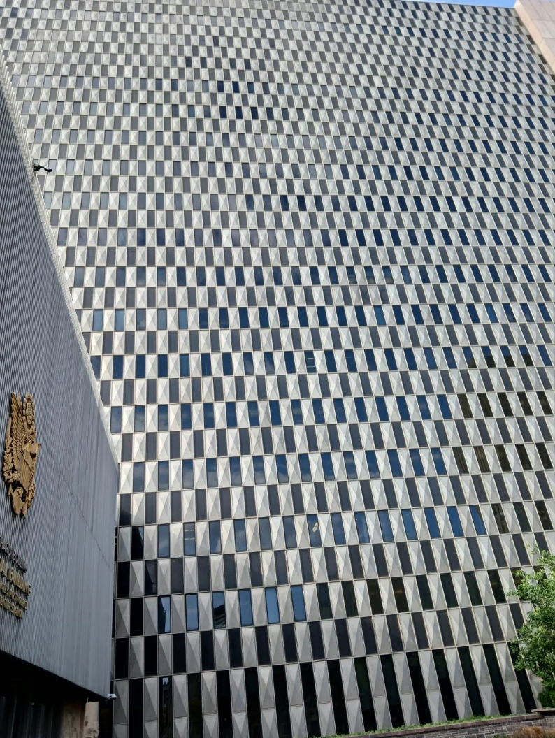 13 Optical Illusion Photos That Defy Logic