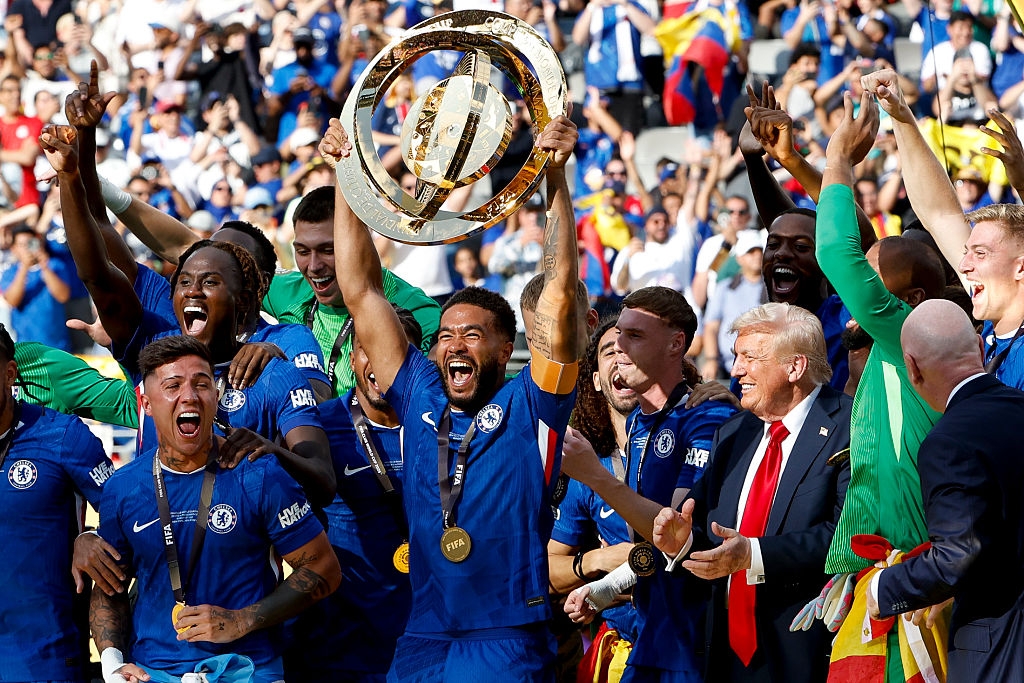 Chelsea’s Subtly Shady Photo Is Going Viral After Trump Crashed Their Pics