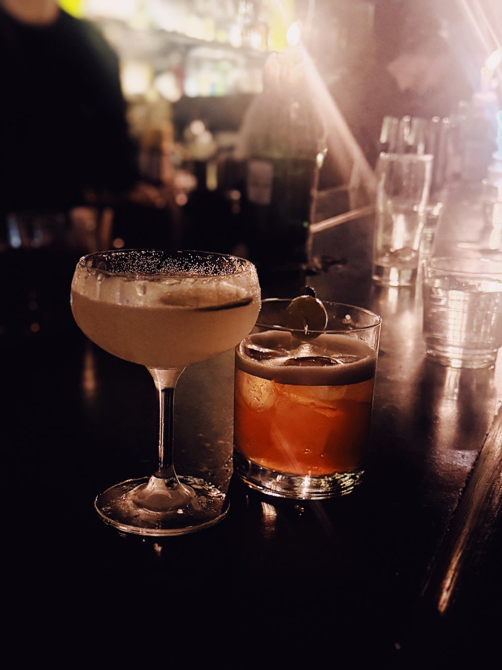 21 Subtle Signs Someone Is Secretly Rich, But Hiding It