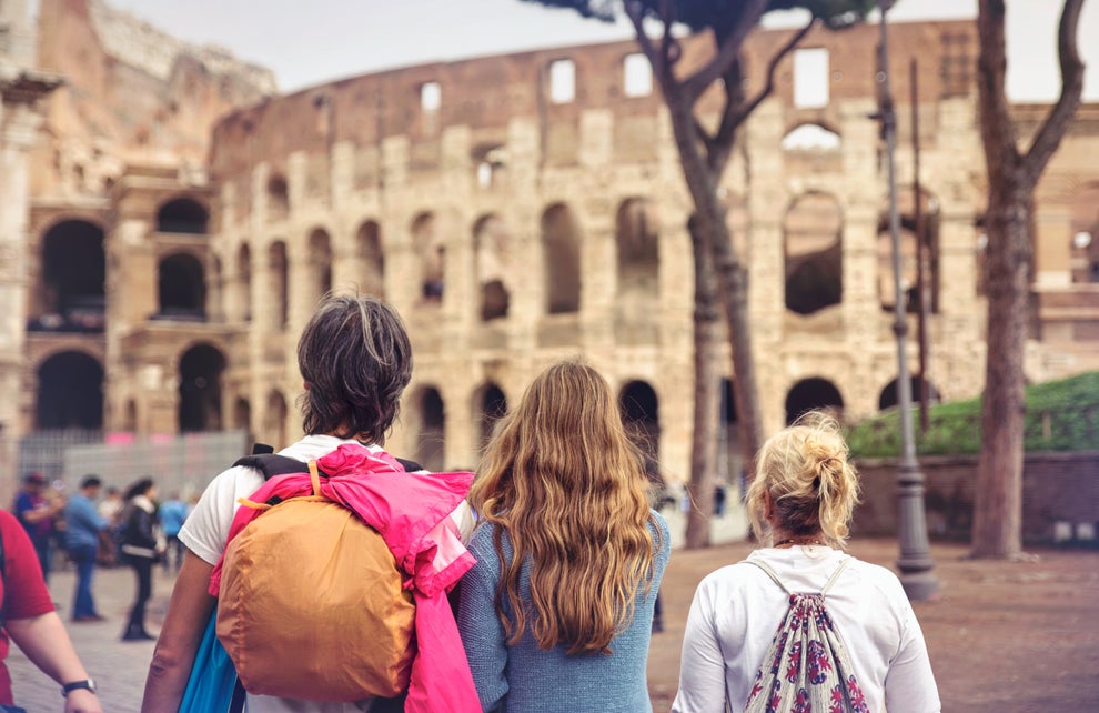 21 Subtle Signs Someone Is Secretly Rich, But Hiding It