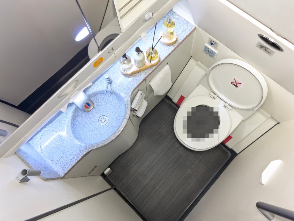 22 Travellers Share Their Wildest "WTF" Flight Stories