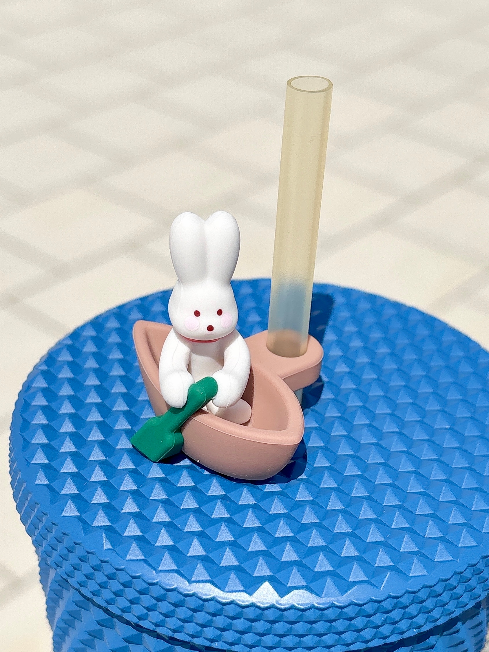 待って、スタバの「新作タンブラー」が鬼カワイイ…！ウサギのアクセサリー付きで癒されるの！《購入レビュー》【画像・動画】