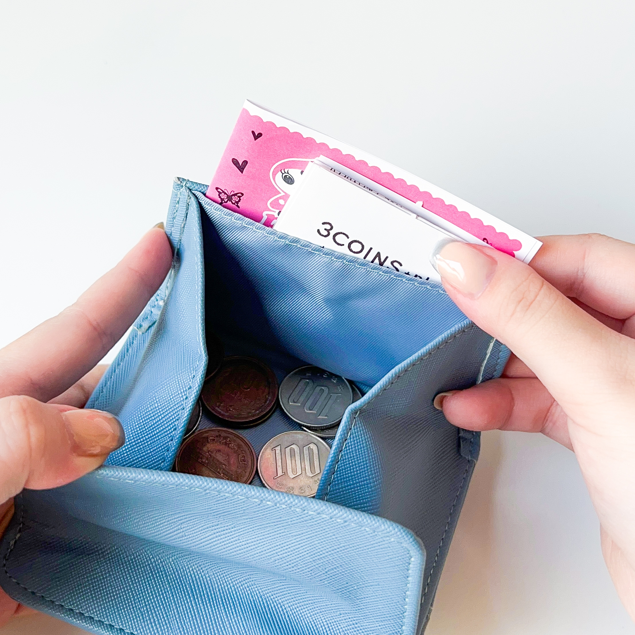 【3COINS】もう財布はコレがいい！「ミニバッグにも入る」「旅行で愛用してます」超スリムで使いやすいし、550円とは思えないオシャレさなの！【画像・動画】