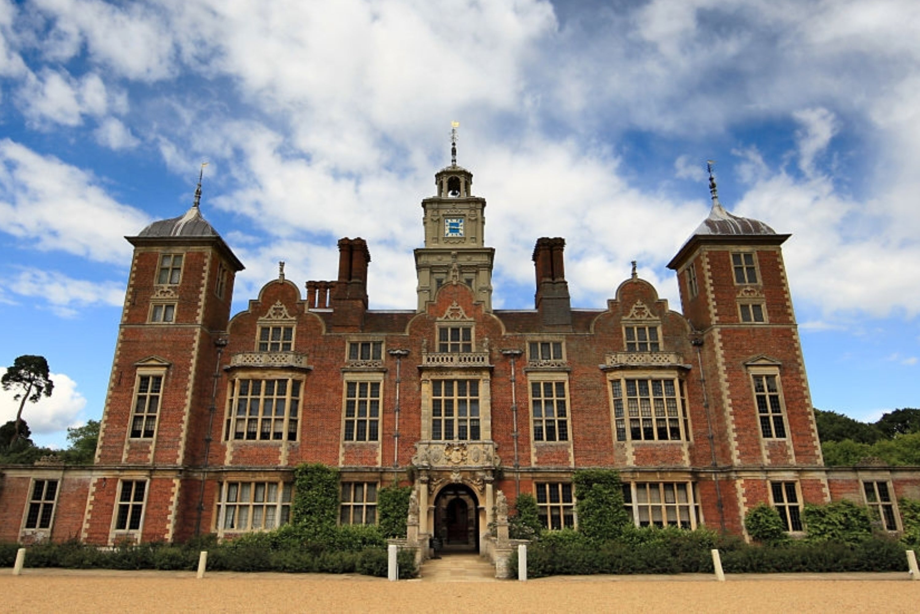 15 Terrifying Cases Of Haunted Houses