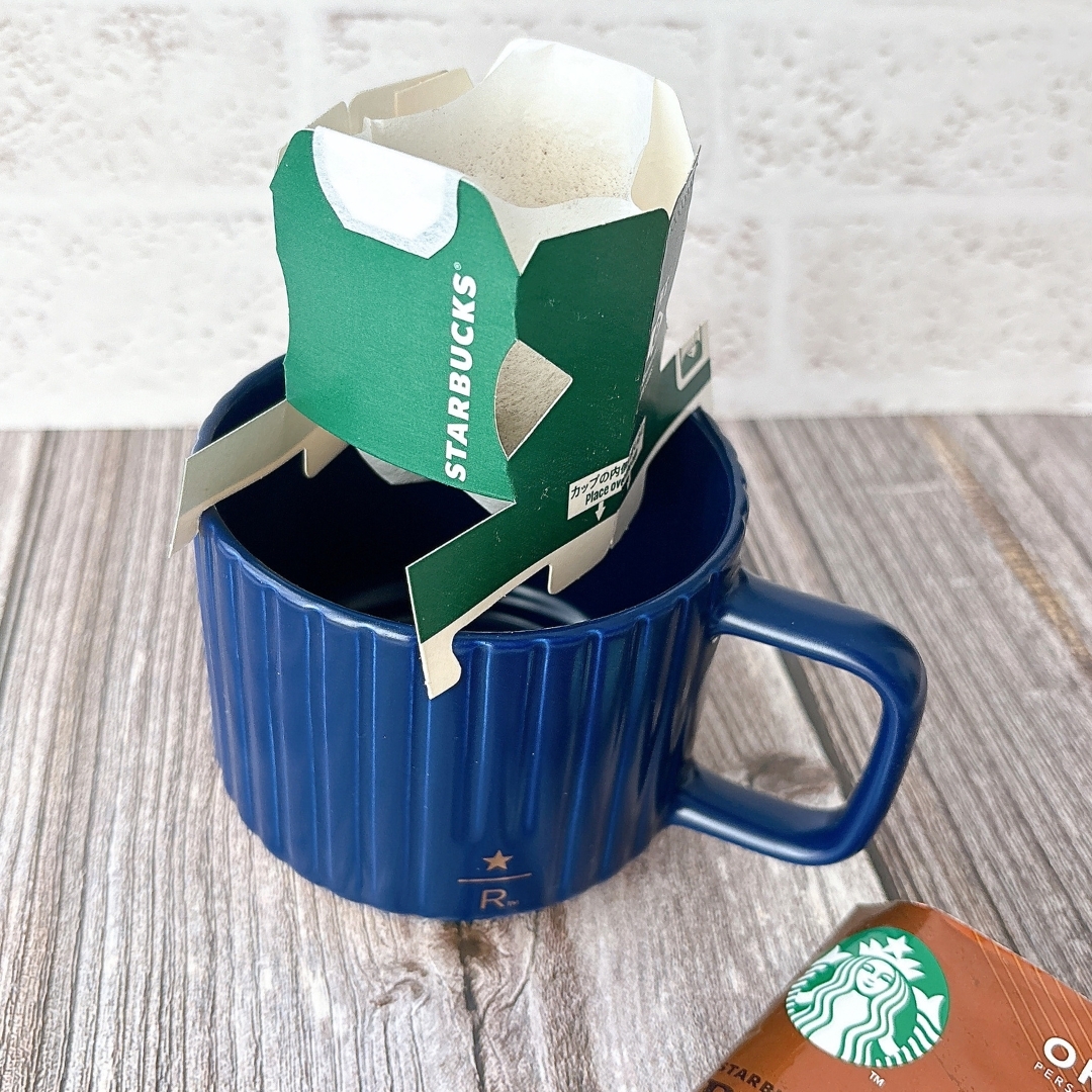 このデザインは反則だわ…。スタバ新作の「夜空みたいなマグ」オンライン完売も納得のおしゃれさで、使うたびに気分が上がる！【画像・動画】