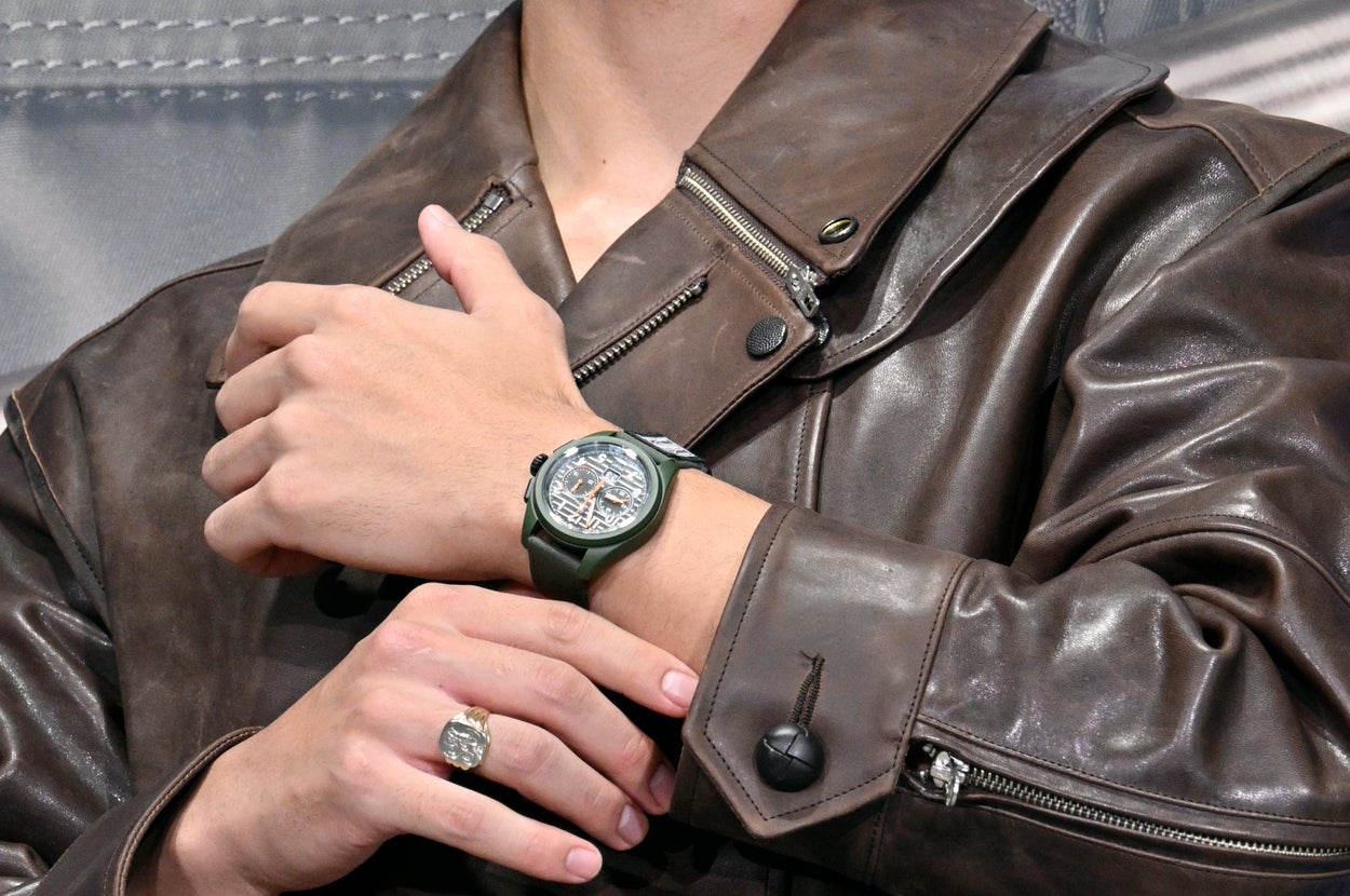 竹内涼真の服装にSNS沸く「肌着にエプロンwww」「これほど似合う男性を見たことがない」【画像】