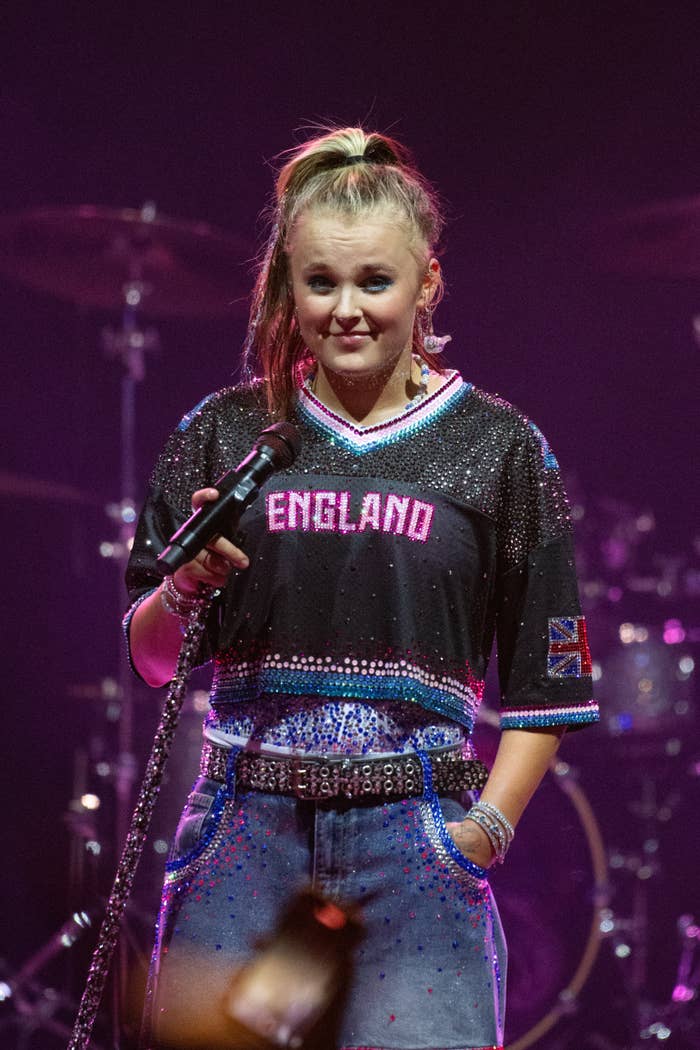 JoJo Siwa Talks Kids With Chris Hughes, AI Family Photos