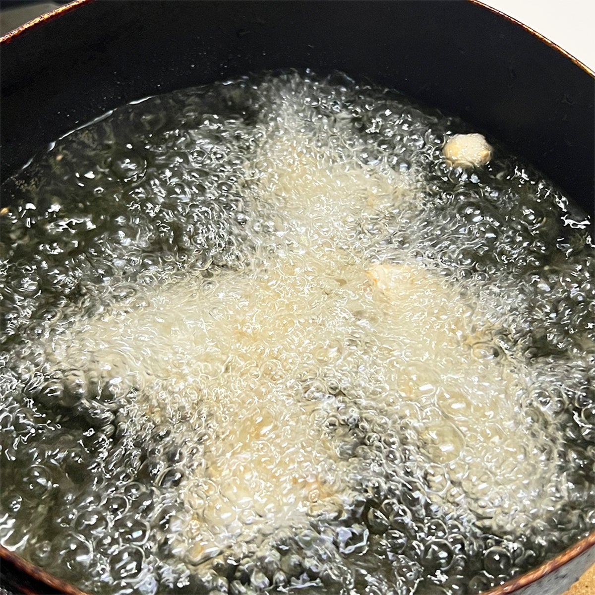 【まだお刺身だけで食べてるの？】カツオのたたきで竜田揚げ。にんにくとしょうがの香りが染みてご飯が進む レシピ・作り方｜Tasty