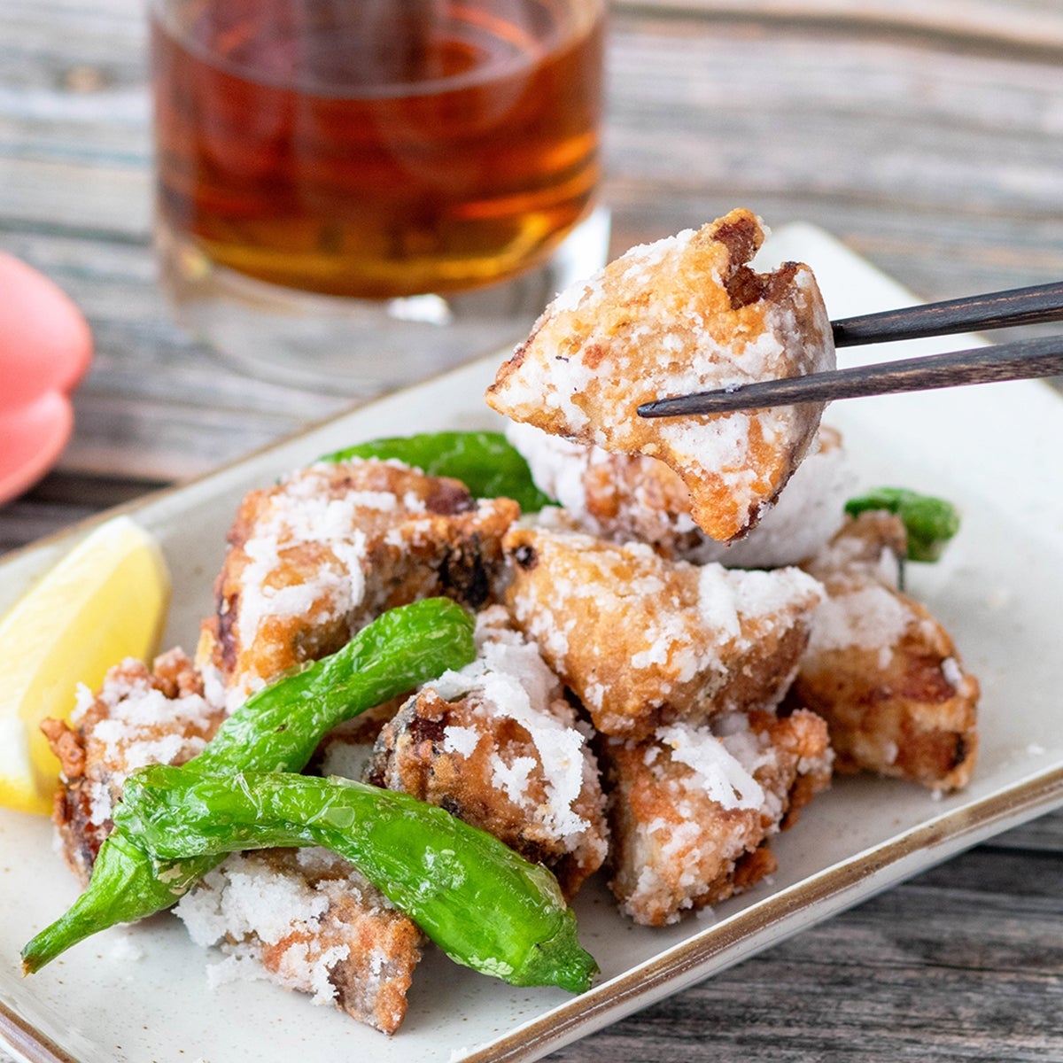 【まだお刺身だけで食べてるの？】カツオのたたきで竜田揚げ。にんにくとしょうがの香りが染みてご飯が進む レシピ・作り方｜Tasty