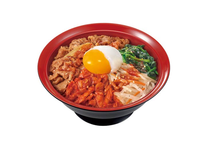 すき家の新作「おんたまビビンバ牛丼」が、お肉と野菜がてんこ盛り！みそ汁とサラダのセットもお得です！