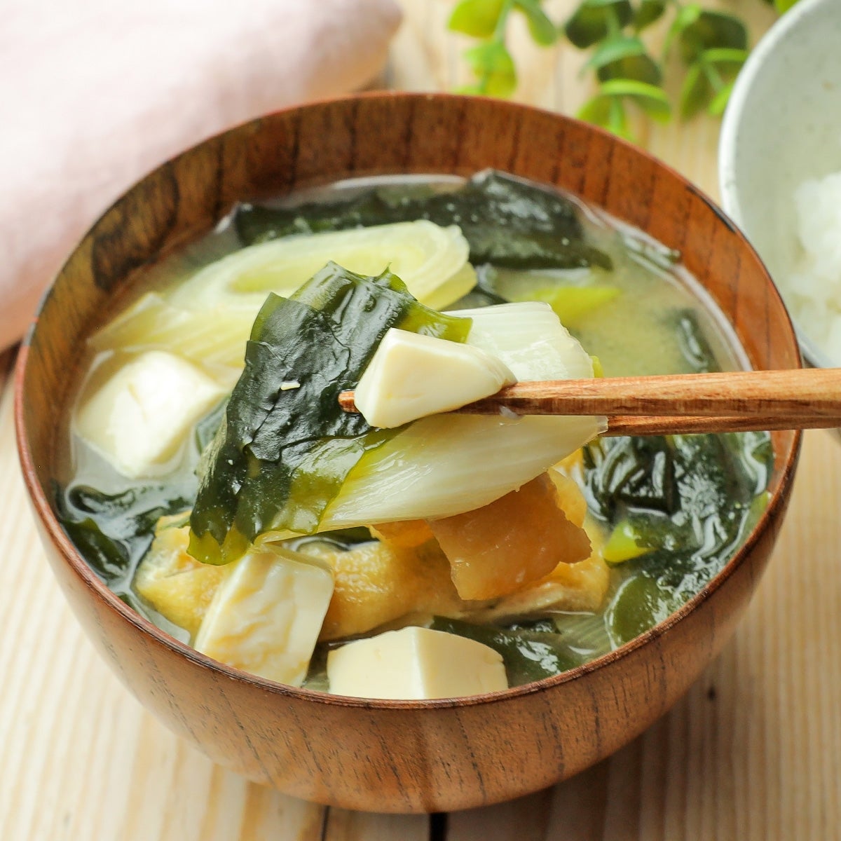 【あの調味料をみそ汁に入れるだけ】一瞬で料亭の味！コクうま海鮮だし風アレンジ レシピ・作り方｜Tasty