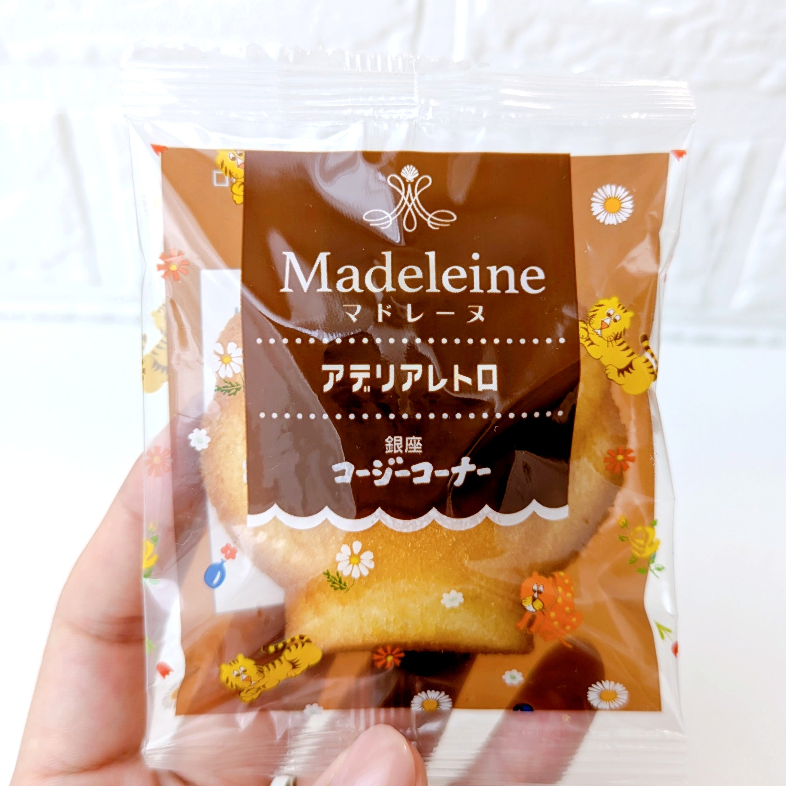 コージーコーナーの「お菓子バッグ」がレトロかわいい！お弁当入れにぴったりで、焼き菓子もたっぷり入っています。