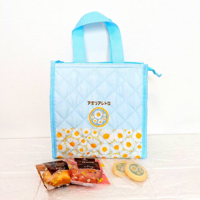 コージーコーナーの「お菓子バッグ」がレトロかわいい！お弁当入れにぴったりで、焼き菓子もたっぷり入っています。