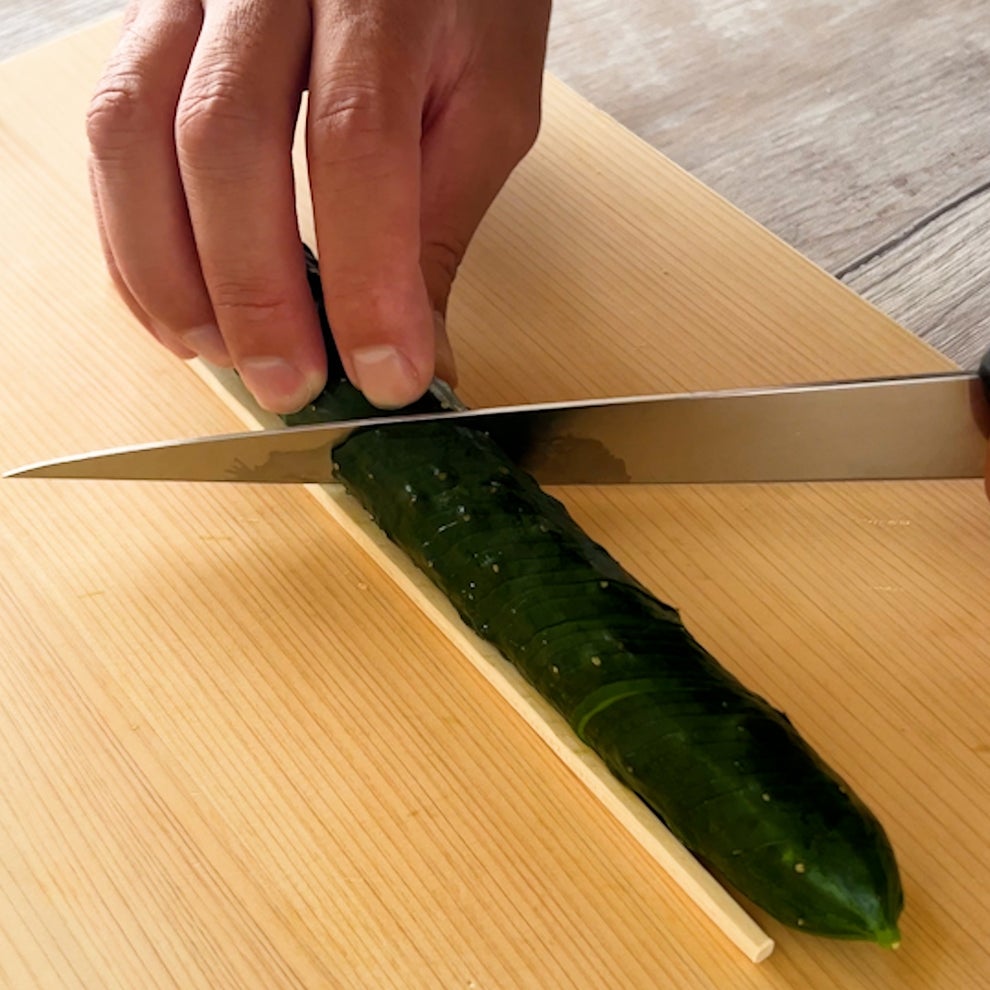 【きゅうりが無限に食べられる！】じゃばらきゅうりの醤油麹漬けのレシピ・作り方｜Tasty