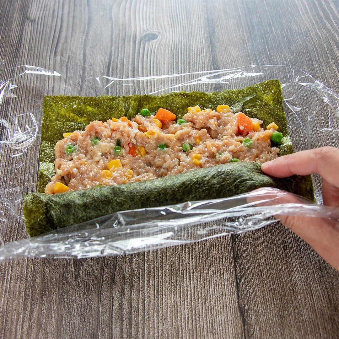 海苔にひき肉を塗って巻くだけ！断面がかわいい「のり巻きつくね」レシピ・作り方｜Tasty