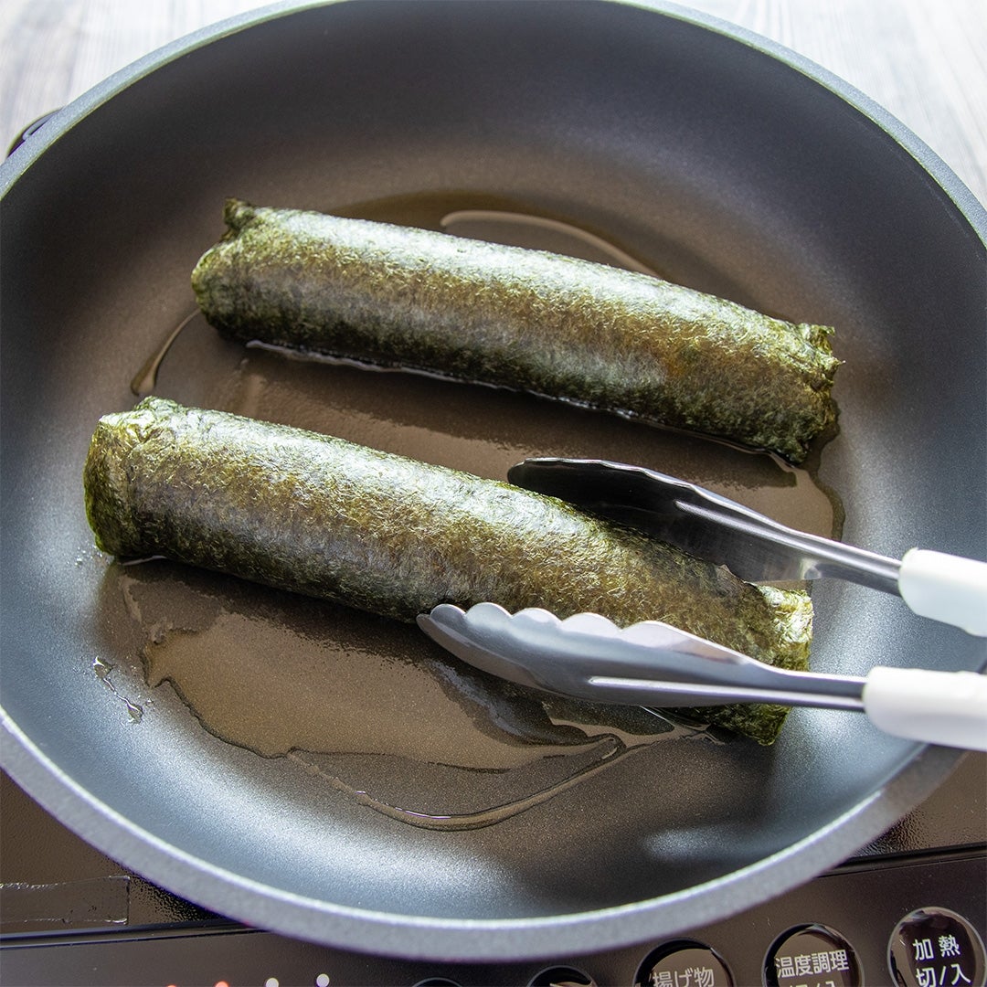 海苔にひき肉を塗って巻くだけ！断面がかわいい「のり巻きつくね」レシピ・作り方｜Tasty