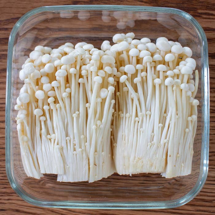 コリコリ食感がクセになる！5分で簡単「梅ポン酢の無限えのき」レシピ・作り方 | Tasty