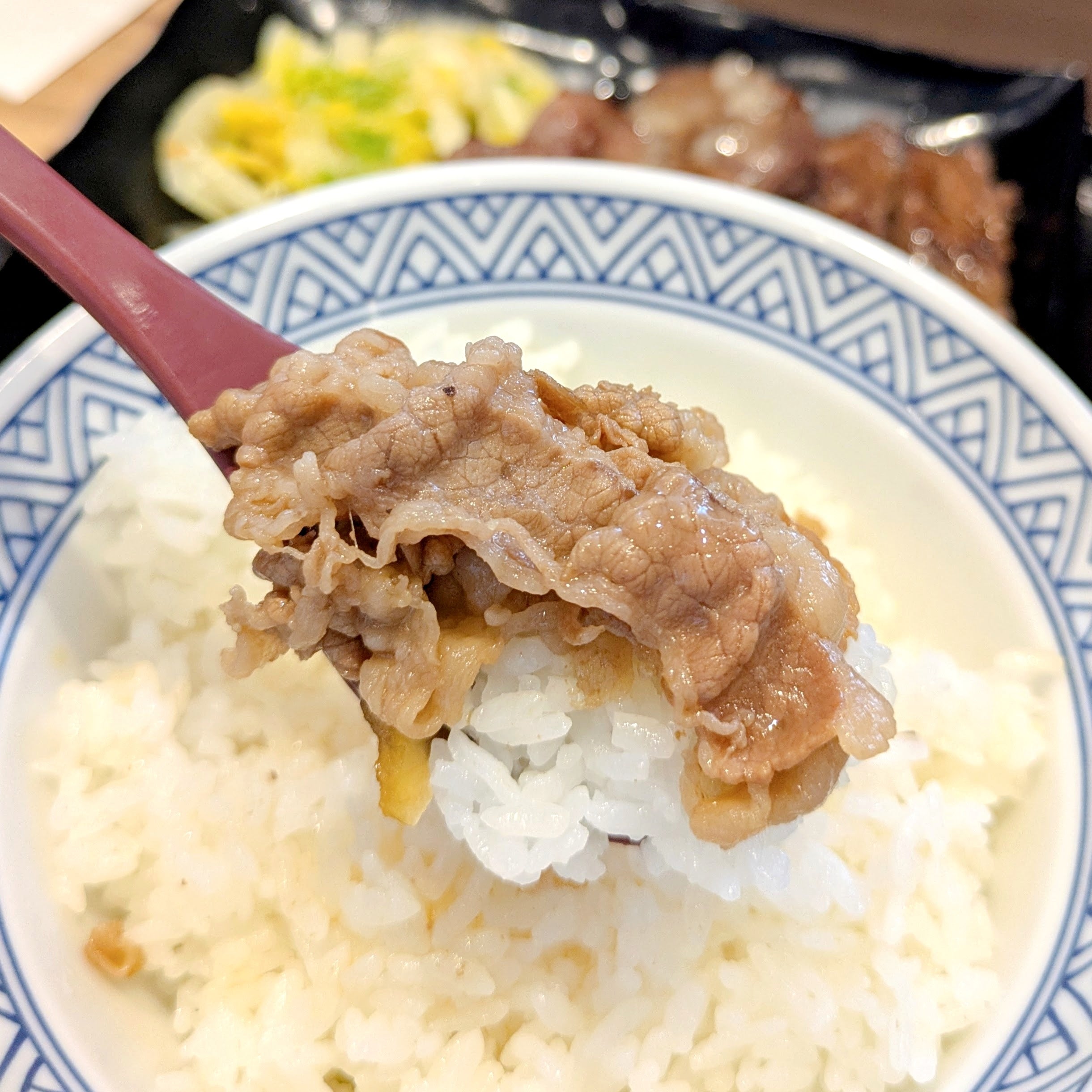 吉野家の「牛たん・牛皿御膳」は満足感たっぷり！分厚い牛たんはジューシーな味わいで絶品なんです！《実食レビュー》