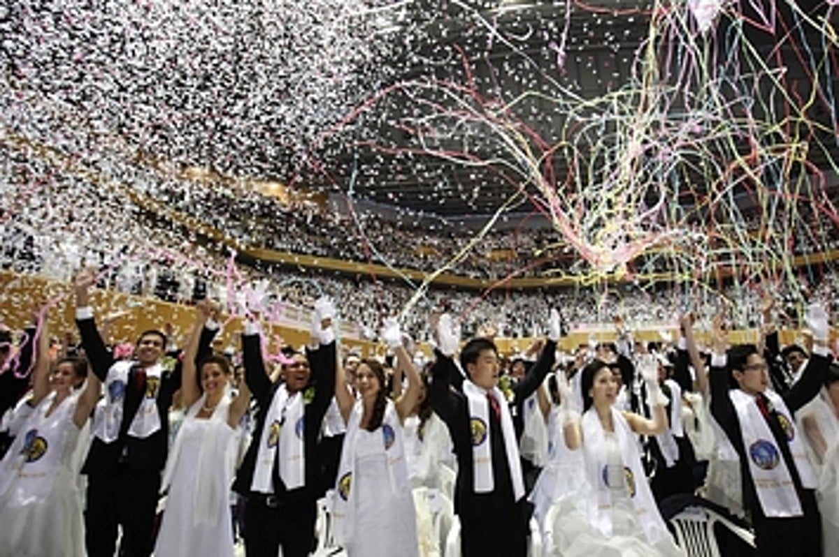 21 Surreal Photos From A Moonie Mass Wedding