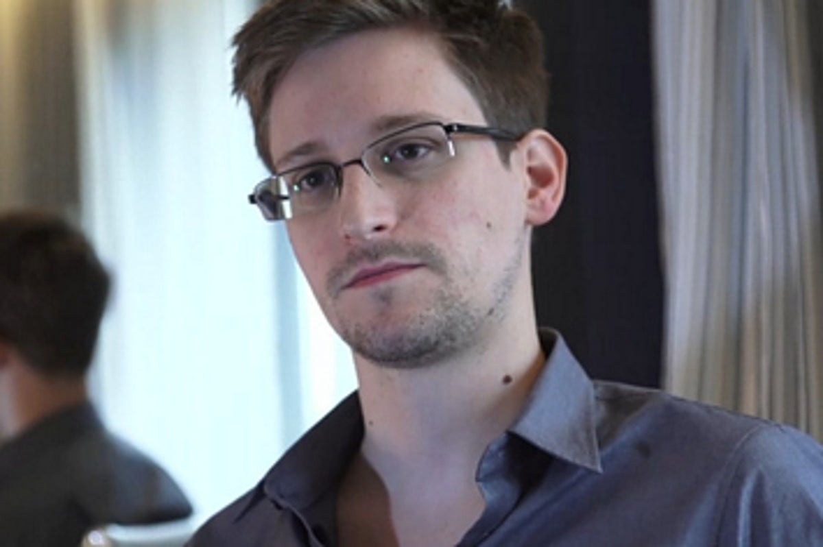 More People On Twitter Describe Edward Snowden As A Hero Than A Traitor
