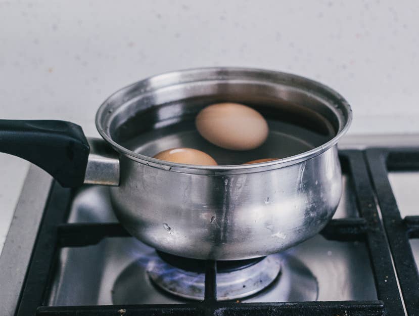 how to boil an egg on gas stove