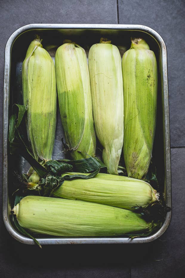 how to cook unhusked corn in the microwave